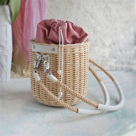 💥Встречайте новинку💥Новая модель сумочки 😍 В карусели все детали👉 Подвижные ручки на карабинах