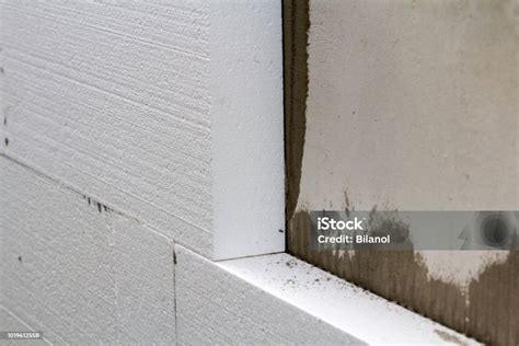 딱딱한 스티로폼 단열재와 회반죽된 집 벽의 근접 세부 현대 기술 건설 혁신 에너지 절약 미네랄 울 따뜻하고 편안한 집 개념에 대 한 대안 0명에 대한 스톡 사진 및 기타
