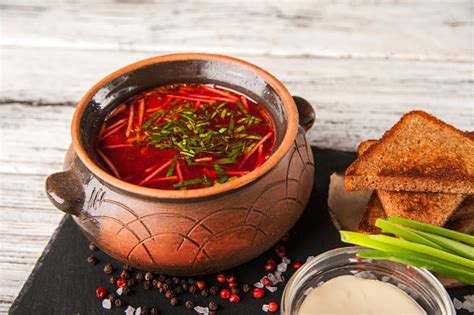 우크라이나어 대표 요리 보르시입니다 양파 소스 사 우 어 크림 빵 크루 통 항아리에 빨간 러시아 돼지고기 마늘 구이 고기에 대한 스톡 사진 및 기타 이미지 Istock