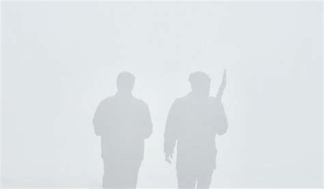 عکس ایستاده در مه