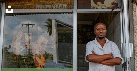 팔짱을 끼고 가게 밖에 서 있는 남자 사진 Unsplash의 무료 아프리카 사람 이미지