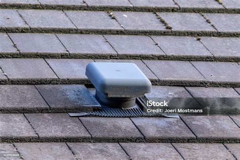 집의 슬레이트 지붕에있는 지붕 통풍구의 클로즈업 초상화 이 작은 굴뚝과 같은 물체는 환기로 사용되어 집을 환기시키고 건물의 공기