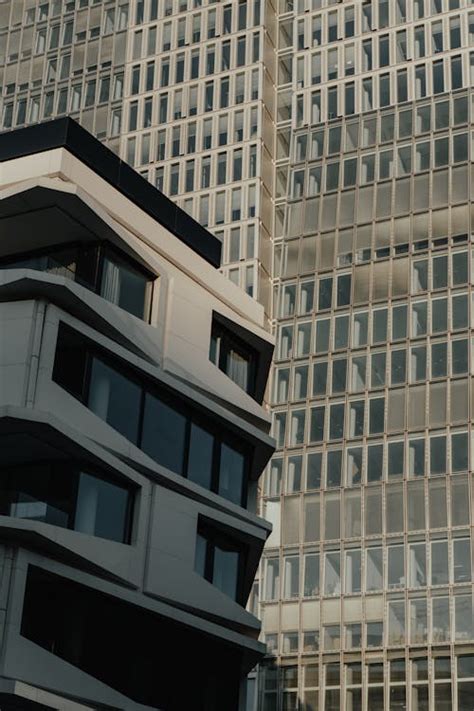 건물 건물 앞 건물 외관 건설 건축 건축 대비 건축 사진 건축 세부 사항 고층 건물 기하학적 설계 대도시 도시 도시 개발 도시 건축 도시 경관