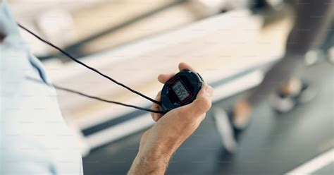 체육관에서 스포츠 훈련 중 스톱워치로 시간을 측정하는 피트니스 강사의 클로즈업 사진 Unsplash의 스톱 워치 이미지