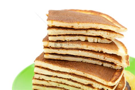薄煎饼放在一个盘子上 孤立在白色油炸金子糖类场景欲望饼子餐具食物甜点早餐高清图片下载 正版图片320900688 摄图网