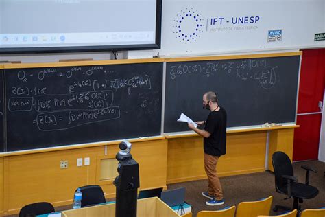 Ictp Saifr Minicourse On Effective Field Theory In Large Scale Structure