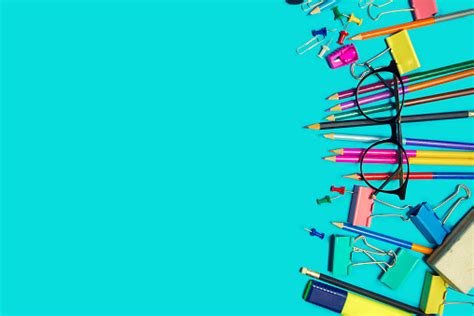 파란색 배경에 배치 된 고정 용품 학교 개념으로 돌아 가기 복사 공간 신학기에 대한 스톡 사진 및 기타 이미지 신학기 탁자