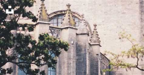 낮에 회색 콘크리트 건물 근처를 걷는 사람들 사진 Unsplash의 무료 에스파뉴 이미지