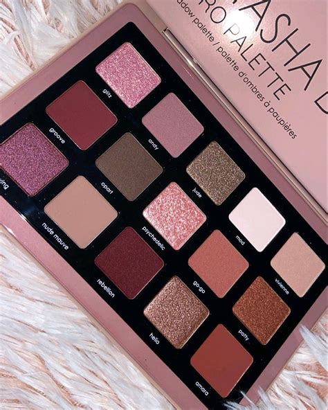 Pin By Lashell Donnerson On Makeup Makeup Kit Makeup Accesories Makeup Items