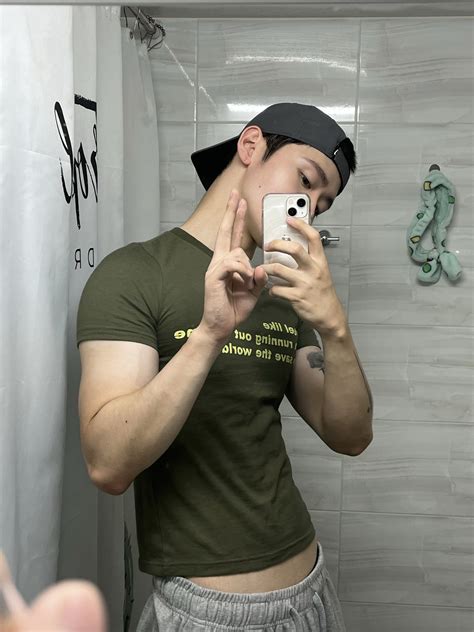 가마할아 범 on Twitter 웅동 다뎌와서 얼굴 좆됏지만 뭐 반팔은 흠 큐트 ㅎ 저거 팔에 라인 안생기게하려고 훈랸소에서 썬크림 스틱 이중으로 개열심히