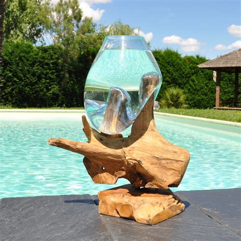 Une œuvre Dart En Verre Recyclé Soufflé Et Moulé Sur Du Bois Flotté De Teck