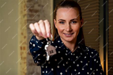 Premium Photo Female Tenant Showing The Keys To The House Moving Into Her First New Apartment