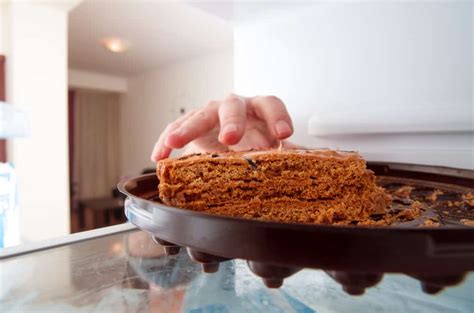 La Chica De La Limpieza Coge Comida De La Nevera Debate Weloversize Com