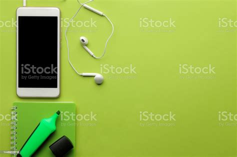 스마트 폰 밝은 녹색 배경에 흰색 전화와 이어폰과 메모장 평면도 텍스트를 위한 공간 0명에 대한 스톡 사진 및 기타 이미지 0명 개념 검은색 Istock