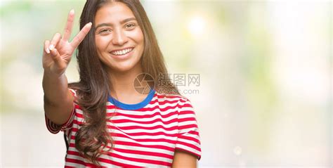 年轻美丽的阿拉伯女人在孤立的背景下微笑着高清图片下载 正版图片505722255 摄图网