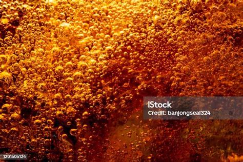 얼음과 거품 콜라의 배경입니다 빈티지 톤의 탄산이 있는 상쾌한 콜라 맛 소다의 사이드 뷰 배경 콜라에 대한 스톡 사진 및 기타 이미지 Istock