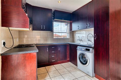 나무 캐비닛이 있는 모던한 주방 인테리어 · 무료 스톡 사진