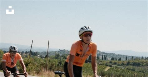 자전거를 타고 도로를 달리는 한 무리의 사람들 사진 Unsplash의 무료 길 이미지