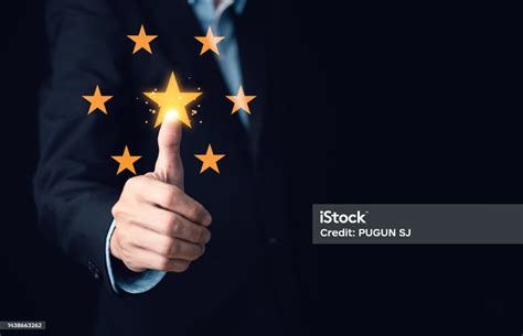 사업가 고객 리뷰 손에 별 좋은 표시 고객 서비스 평가 및 만족도 최고의 서비스 Iso 인증 보증 품질 보증 표준 개념 감정에 대한 스톡 사진 및 기타 이미지 Istock