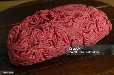 햄버거 햄버거 고기 정육점 상점에서 나무 정육점 블록에서 찍은 생 고기 고기의 고전적인 미국 정육점 컷 스테이크 쇠고기 갈비 필레 미뇽 돼지 갈비 돼지 허리 리브 아이