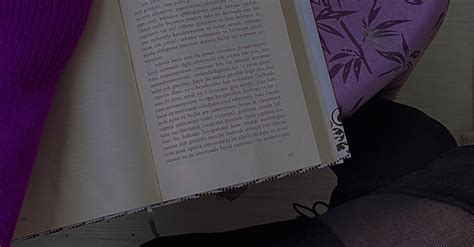 개인 공간 개인적인 순간 구석을 읽고 꽃 꽃 무늬 높은 각도보기 다채로운 독서 습관 독서하는 동기 부여 라벤더 라이프스타일 레저 문학 보라색 봄의