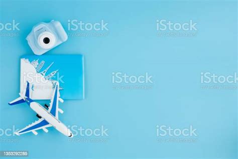 밝은 파란색 배경에 카메라 여권 및 비행기 여름 또는 휴가 개념 공간을 복사합니다 0명에 대한 스톡 사진 및 기타 이미지 0명 공항 관광 Istock