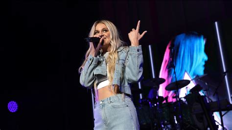 Watch Kelsea Ballerini Laugh Off Wardrobe Malfunction On Stage