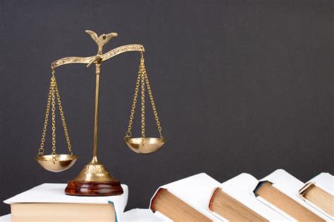 법 개념 법정이나 법 집행 사무실의 탁자 위에 있는 법률 책 판사의 망치 비늘 테미스 동상을 엽니다 나무 테이블 칠판 배경 0명에 대한 스톡 사진 및 기타 이미지 Istock