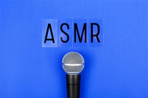 파란색 배경에 있는 마이크와 문자 Asmr 최소한의 퇴비 감각 지각에 대한 스톡 사진 및 기타 이미지 감각 지각 경감 긍정적인 감정 표현 Istock