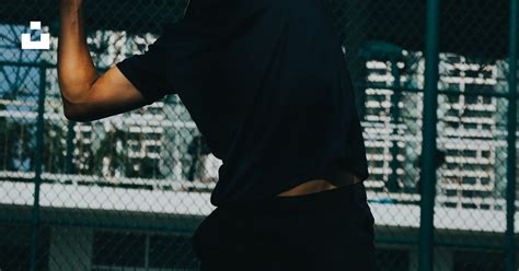 테니스 코트 위에 테니스 라켓을 들고 있는 남자 사진 Unsplash의 무료 싼야 이미지