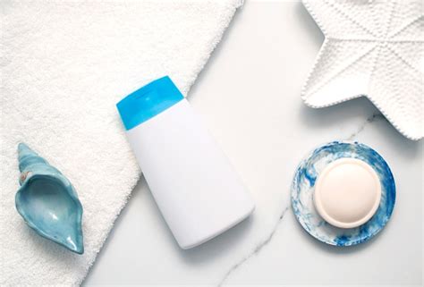 흰색 배경에 다양한 화장품 병과 용기의 평면도 크림이나 샴푸용 화장품을 위한 빈 플라스틱 용기 피부와 헤어 자동차의 개념입니다 가정의 방에 대한 스톡 사진 및 기타 이미지