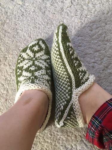 Ravelry 0 1057 Holly Jolly Steps Pattern By Drops Design