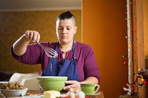 테이블 뒤에 부엌에 앉아 짧은 머리를 가진 젊은 여자는 털 다와 함께 반죽의 밀도 확인 가정 생활에 대한 스톡 사진 및 기타 이미지 가정 생활 가정 주방 가정의 방