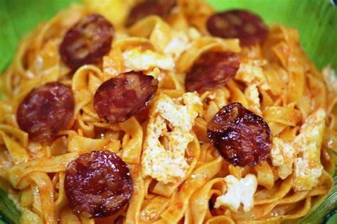 Massa De Pimentão Com Chouriço E Ovos Estrelados