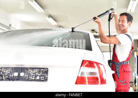 Auto Putzen Mann Auto Mit Hochdruckreiniger Reinigen Stockfotografie Alamy