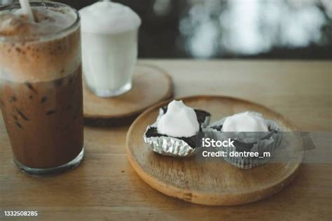 아이스 커피와 함께 제공되는 휘핑 크림이 있는 홈메이드 초콜릿 브라우니 장식 가리기에 대한 스톡 사진 및 기타 이미지 가리기 가정 생활 거품 내기 Istock
