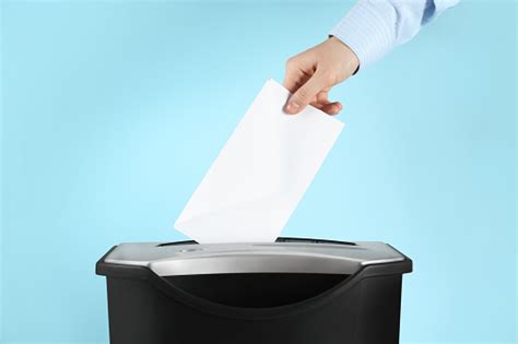 하늘색 배경에 분쇄기로 봉투를 파괴하는 여자 근접 촬영 갈기갈기 찢어진에 대한 스톡 사진 및 기타 이미지 갈기갈기 찢어진 기업 비즈니스 데이터 Istock