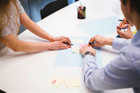 사무실에서 비즈니스 프로젝트에 종사하는 창조적 인 비즈니스 사람들 동료에 대한 스톡 사진 및 기타 이미지 동료 학습 경영자 Istock