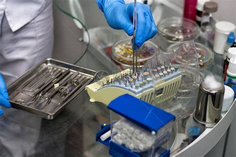 拿着牙科器械和消耗材料的牙医的手特写视图牙医准备使用牙齿不高清图片下载 正版图片502557253 摄图网