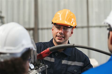 남성 엔지니어 작업자 제어 팀 공장에서 자동 로봇 팔 생산 라인에서 품질 자동 용접 로봇 팔 기계를 검사하는 남성 기술자 작업자 20 24세에 대한 스톡 사진 및 기타