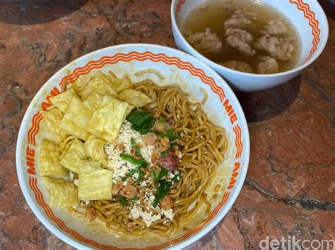 Mie Ami Antre 1 5 Jam Buat Cicip Yamien Di Resto Nikita Mirzani