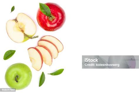 빨간색과 녹색 사과 조각와 흰색 배경과 텍스트 상위 뷰 복사 공간에 고립 된 잎 3에 대한 스톡 사진 및 기타 이미지 3 3가지 개체 3차원 형태 Istock