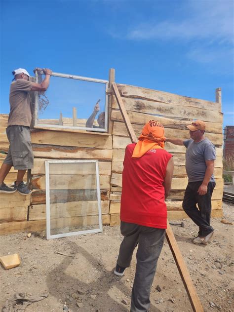 Se Organizaron Y Construyeron Una Casilla Para Una Mamá Soltera Y Su