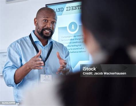 기업 흑인 및 리더가 프레젠테이션 워크샵 및 브랜드 개발 토론을 합니다 비전을 가진 남성 발표자 및 Ceo 의사 소통 및 교육을 통한 교육 및 멘토 연설가에 대한 스톡 사진