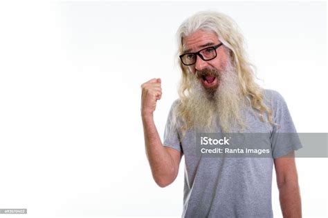 행복 한 수석 수염된 남자 동기 보고 하는 동안 웃 고 안경 착용의 스튜디오 샷 50 59세에 대한 스톡 사진 및 기타 이미지 50 59세 55 59세 곁눈질