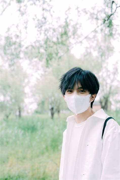 [미술그림언어] 2022 06 18 하얀 후카를 입은 소년 V2ph