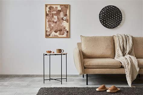 모의 포스터 프레임 베이지 색 모던 소파 사이드 테이블 및 개인 액세서리가있는 우아한 거실의 미니멀 한 인테리어 창조적 인 홈 스테이징 공간을 복사합니다 템플렛 집 내부에