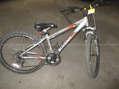 Giant Boulder Se Mtn Bike 21 Speed 14 2500 Govdeals