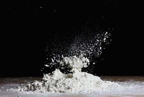 반죽을 만들기위한 테이블에 떨어지는 밀가루와 부엌보기 반죽 주식에 대한 스톡 사진 및 기타 이미지 반죽 주식 0명 러시아 Istock