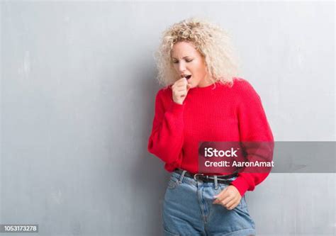 그런 지 회색 배경 기분이 불쾌 하 고 감기 나 기관지염에 대 한 증상으로 기침에 곱슬 머리 젊은 금발 여자 의료 개념입니다 감기와 독감에 대한 스톡 사진 및 기타 이미지